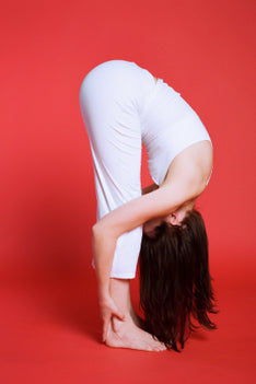 How to Do Standing Forward Fold in Yoga – EverydayYoga.com